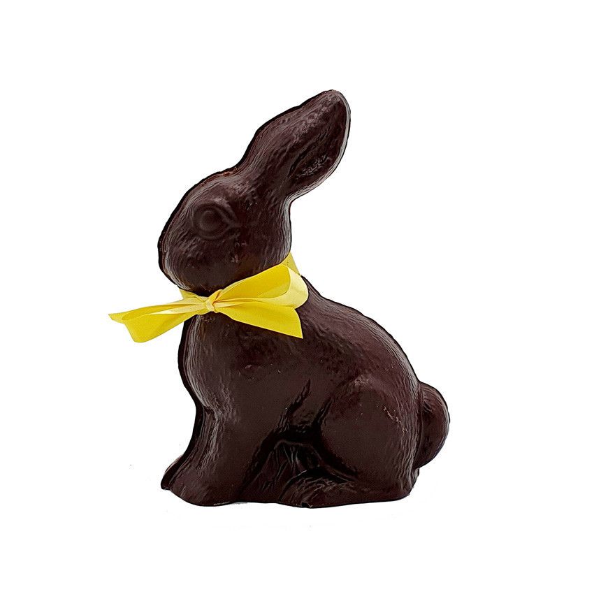 Lapin de Pâques en chocolat noir garni de petits chocolats